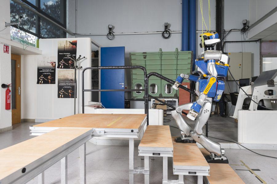 HRP-2, robot humanoïde, gravissant les marches d un escalier - Dis-leur