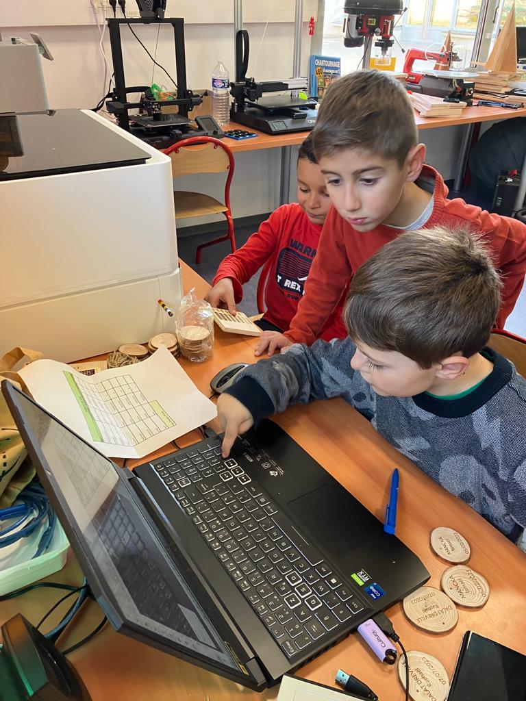 d382d348-e454-48ab-ab21-7d09b3bed806 - Dis-leur